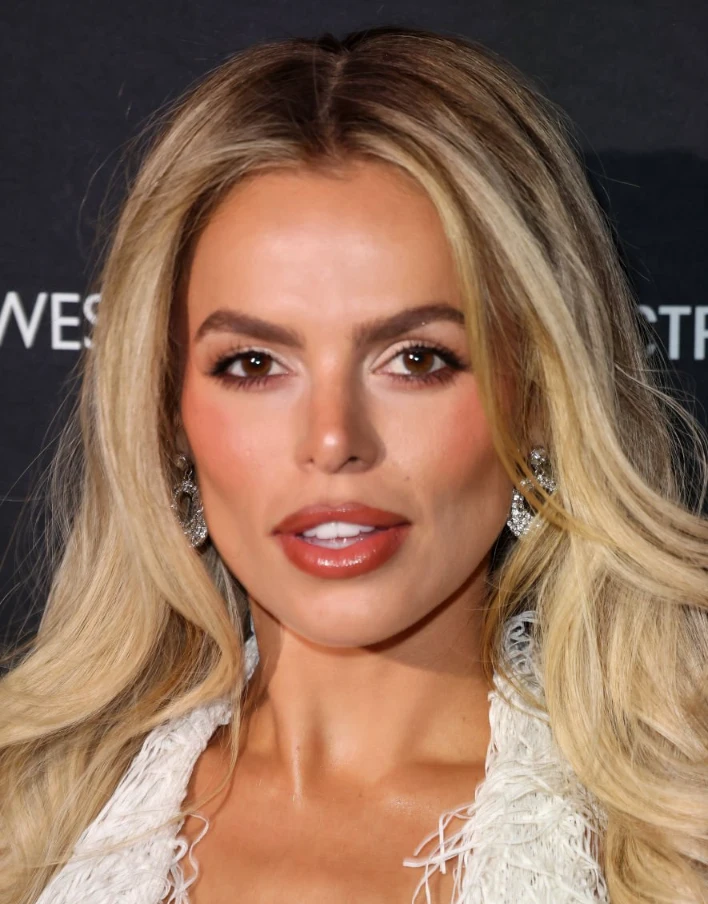 Nowa podróż Brooks Nader z nowymi zębami – historia hollywoodzkiego ...