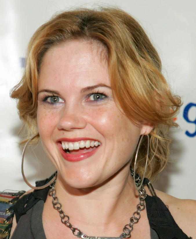 Peacemaker-stjernen Jennifer Holland sin smilendring