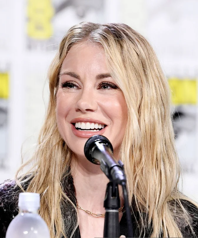 Peacemaker-stjernen Jennifer Holland sin smilendring