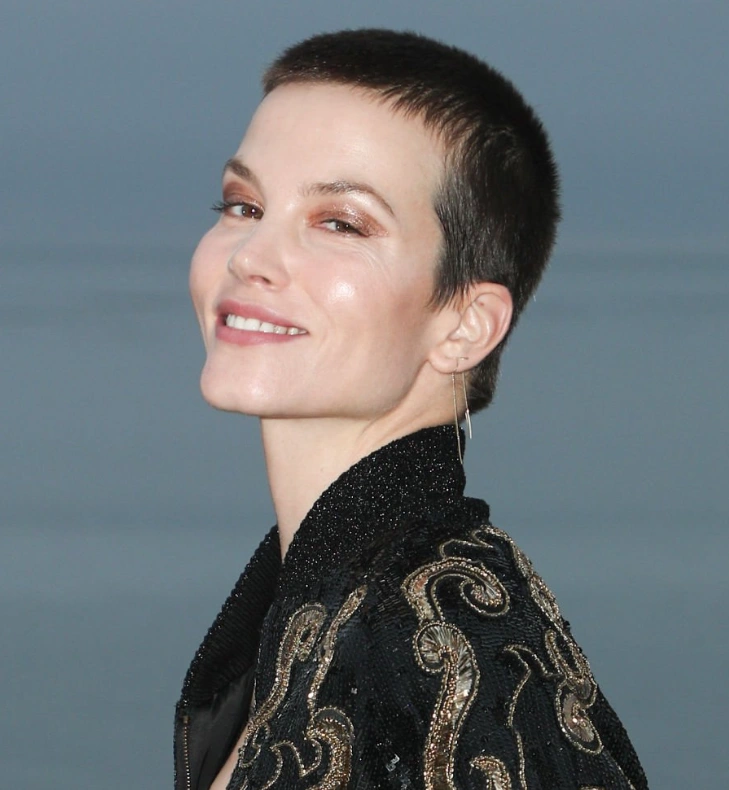 Sylvia Hoeks’ Holivudo šypsenos kelionė - Anksčiau ir Dabar