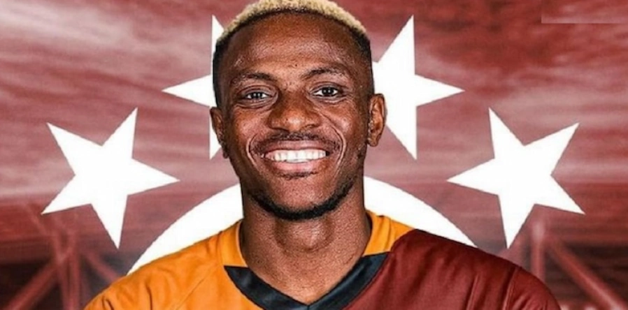 ⚽ Metamorfoza uśmiechu Victora Osimhena: stare a nowe zęby ujawnione