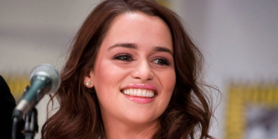 Emilia Clarke'ın Dişlerinin Dönüşümü Öncesi ve Sonrası | Lema Dental Clinic