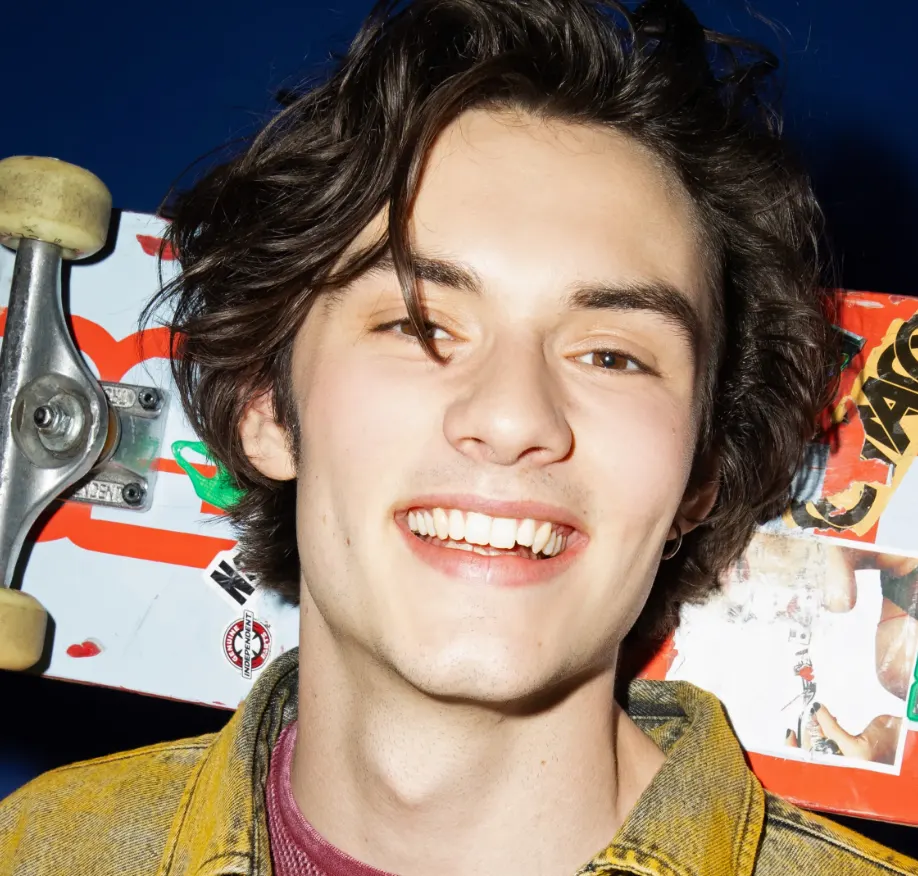 Louis Partridge's Dental Transformation: Natural Yet Perfected | LEMA
