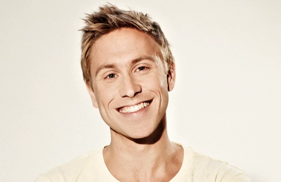Russell Howard'o dantų pokyčiai: prieš ir po