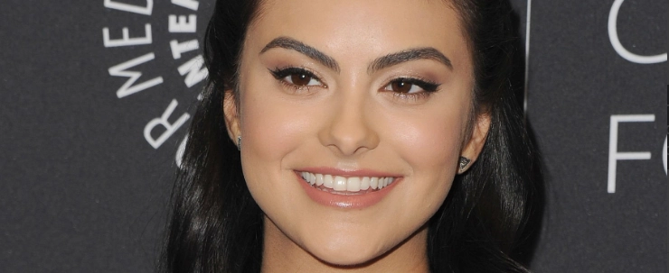 Camila Mendes zobu pārveidojums: Pirms un pēc