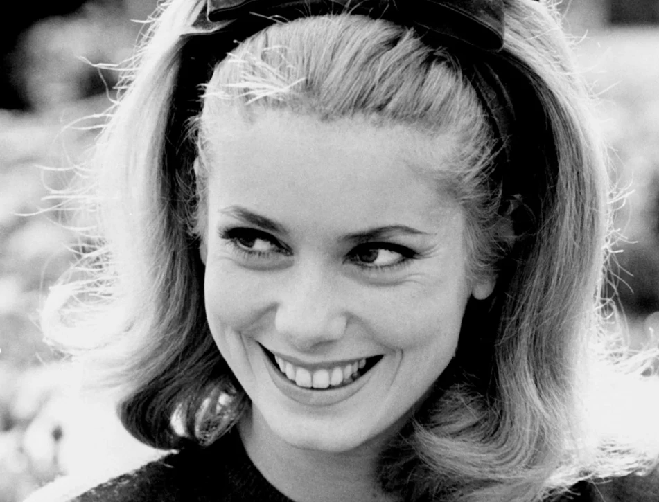 Grația zâmbetului Catherine Deneuve: O eleganță atemporală | Lema ...