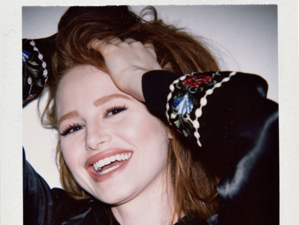 Madelaine Petsch dantų pokyčiai - prieš ir po