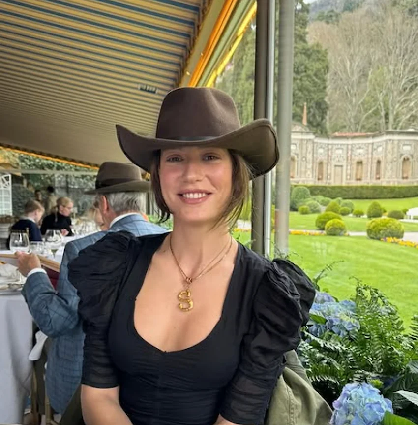 De glimlach van Serenay Sarıkaya: van natuurlijk tot stralend