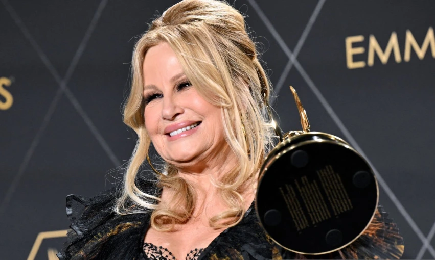 Jennifer Coolidge Jaunas Zobi: Baltīšanas Ceļojums Pirms un Pēc