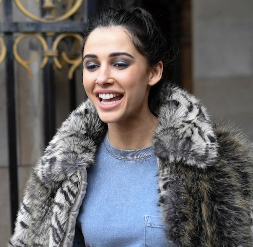 Los dientes de Naomi Scott: La sonrisa brillante de la pantalla | Lema ...