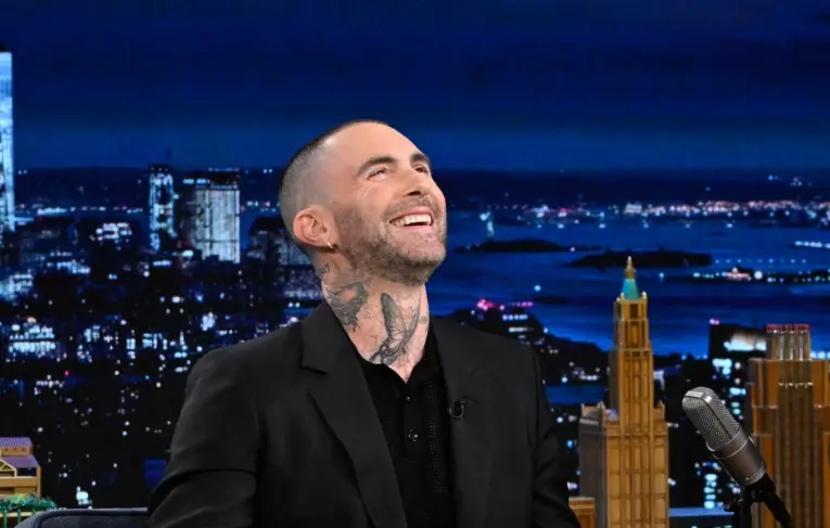 Adam Levine Smaida transformācija: no tā laika līdz šodienai