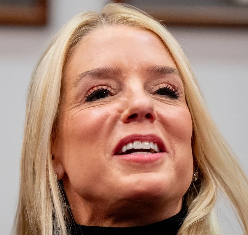 Pam Bondi naeratusrežiim: 2015. aastast kuni 2025. aastani